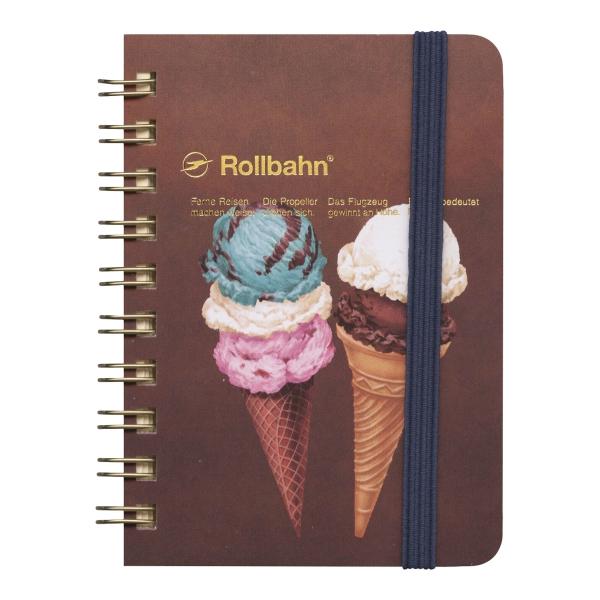 甘い香りがただよってきそうなアメリカンスイーツをモチーフにしたロルバーンポケット付メモです。1960年以前の広告やポスターに着想を得たデザイン。リアルなタッチで艶やかに描いたスイーツに、深みのあるカラーや重厚感あるフォントを合わせ、ヴィンテ...