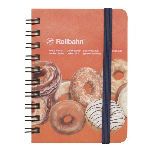 甘い香りがただよってきそうなアメリカンスイーツをモチーフにしたロルバーンポケット付メモです。1960年以前の広告やポスターに着想を得たデザイン。リアルなタッチで艶やかに描いたスイーツに、深みのあるカラーや重厚感あるフォントを合わせ、ヴィンテ...