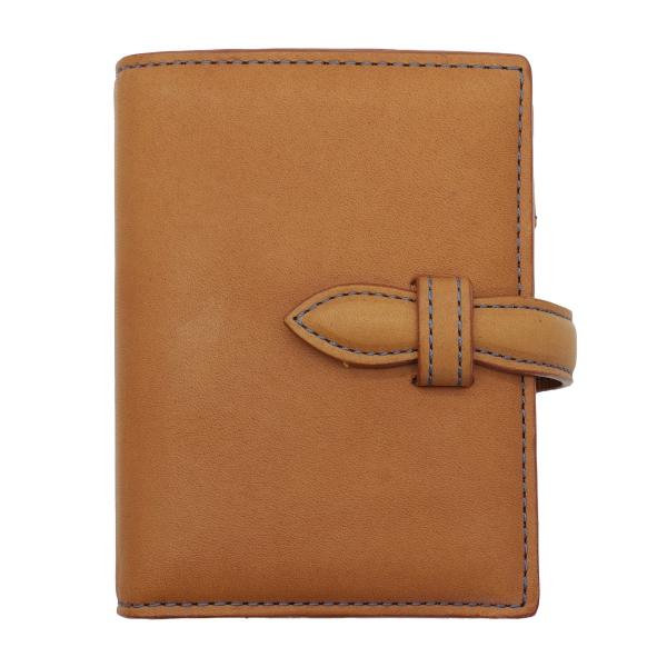 スウェーデン語で「コーヒーブレイク」を意味するFika(フィーカ)。その名の通りコーヒーを片手にリラックスするような時間をイメージして生まれたシステム手帳です。コーヒー製造時に出た残滓を再利用して作られたレザーはミルクを加えたコーヒのように...