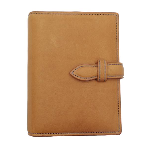 スウェーデン語で「コーヒーブレイク」を意味するFika(フィーカ)。その名の通りコーヒーを片手にリラックスするような時間をイメージして生まれたシステム手帳です。コーヒー製造時に出た残滓を再利用して作られたレザーはミルクを加えたコーヒのように...