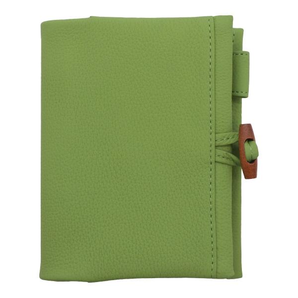 京都宇治の老舗茶屋「森半」の抹茶製造時に生まれる残渣を再利用したサステナブルなレザーのシステム手帳です。牛革をクロム鞣ししシュリンク加工を施すことで、ふっくらと立体感のあるナチュラルシボを生み出しています。袋縫いによる丸みのあるフォルムと木...
