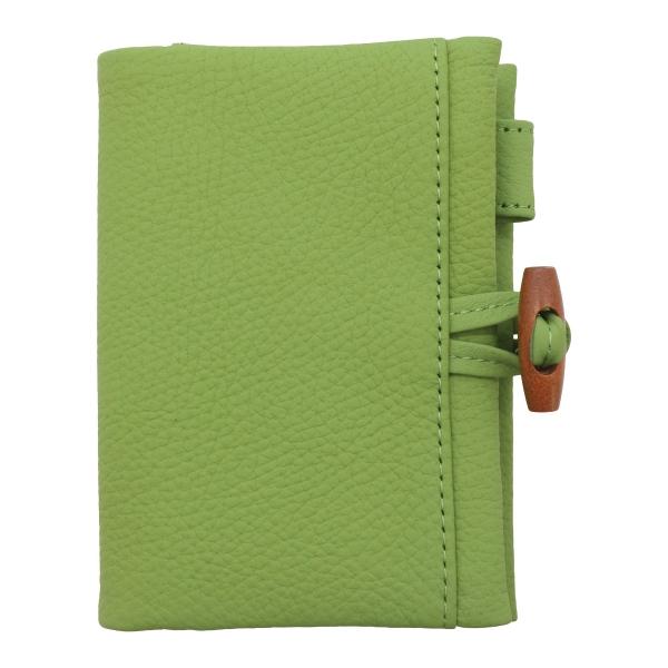 京都宇治の老舗茶屋「森半」の抹茶製造時に生まれる残渣を再利用したサステナブルなレザーのシステム手帳です。牛革をクロム鞣ししシュリンク加工を施すことで、ふっくらと立体感のあるナチュラルシボを生み出しています。袋縫いによる丸みのあるフォルムと木...