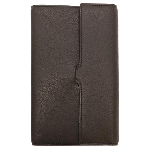 ベルトの先端が内側に隠れるシンプルな見た目が特徴の「カクシシリーズ」のシステム手帳です。表にも内側にもイタリア・ヴィルジリオ社製のリネアヴァスカボックスを使用。手触りの良さや細かく凹凸のはっきりしたシボのやわらかい雰囲気を感じられます。アニ...