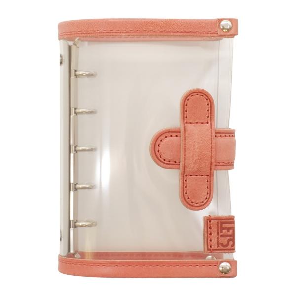 PVCビニールと本革を組み合わせた透明感のあるシステム手帳です。革はモストロ(mostro)。イタリア語で「化物/モンスター」という意味で激しくエイジングすることから名付けられました。徐々に表面のワックスが革の内部に染み込み艶が出てくると同...