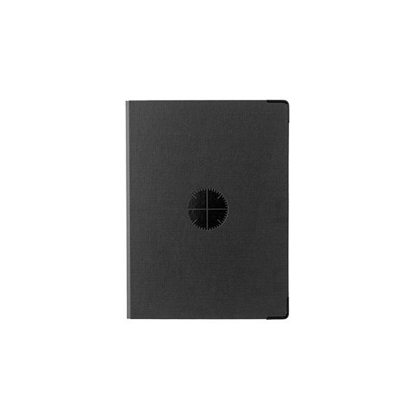 思いついたアイデアをストックし、次の思考へ導くリフィルストレージ。上品な織り目のエンボス加工を施した耐久性のある素材クロスペーパーを使用したシンプルなデザインのアーカイブ用ファイルです。軽くて丈夫、リフィルを出し入れしやすい、長く使える仕様...