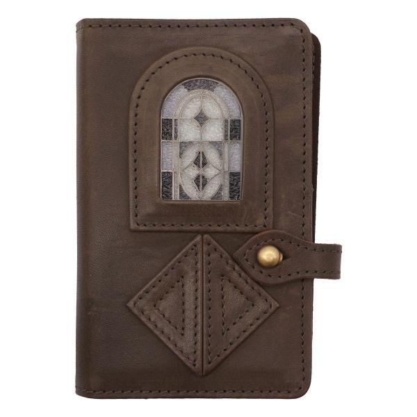 リアルガラスと本革を融合させたシステム手帳です。使用するガラスはヴィンテージのステンドグラスに近い色彩を表現。ガラスの印面は透過度と着色のバランスを調整することでムラを生み出し配色パターンは革との相性を考え、敢えてシックにしています。革や芯...