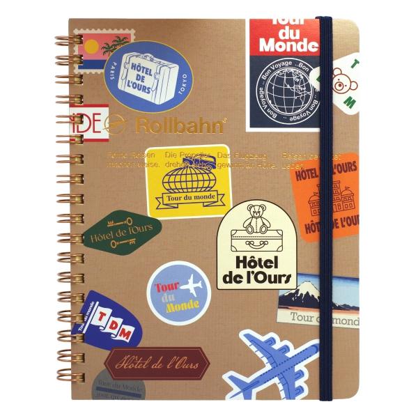 思わずカメラのシャッターを切りたくなるような、旅で出合うさまざまな体験を描いたロルバーンポケット付メモLサイズです。お気に入りのぬいぐるみを添えて、非日常のワンシーンを自分らしく楽しむ。そんな旅の瞬間をイメージしたデザイン。サイズはB6に近...