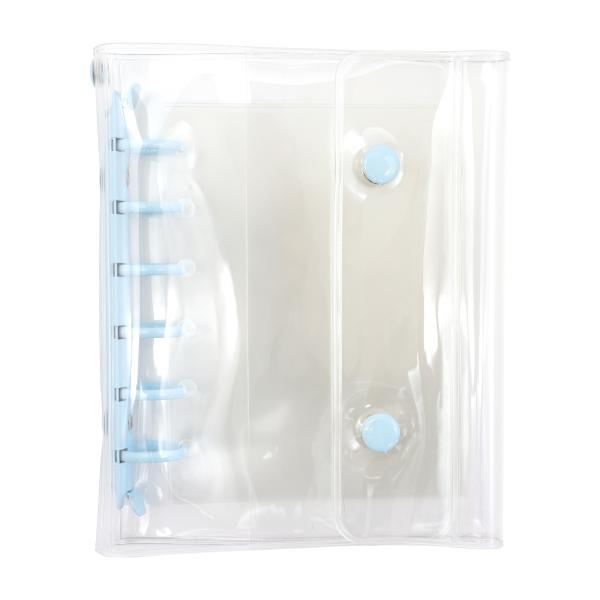 透明PVCカバーを採用したクリアシール帳です。シールを美しく保管できるコンパクトな整理アイテムで推し活やデコ活にぴったりです。見開きで探しやすく持ち運びにも便利。シール用リフィルが10枚付属しているのですぐに使用できます。背表紙にはストラッ...