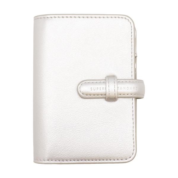 リーズナブルかつ独自のカラー展開が人気のSuperior Standardシリーズのシステム手帳、持ち運びに便利なM5(マイクロ5)サイズです。ペン軸の太さに合わせて調整できる可動式のペンホルダーや便利なカードポケット、スリーブポケット付き...