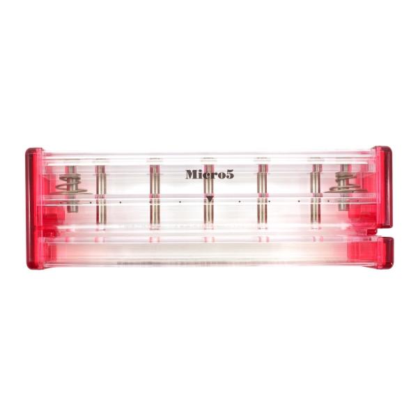 リフィルをもっと自由に作りたい、そんな声から生まれたのが、この「シースルーパンチ」です。透明なボディのため、穴あけの瞬間を目で確認できて狙った位置に正確にパンチできます。定型サイズはもちろん自作リフィルも思いのままに仕上がります。・穴の直径...