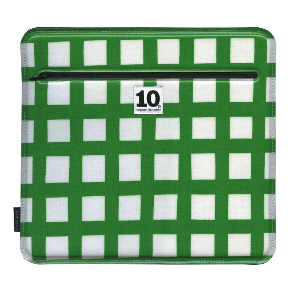 安定感のあるボード（芯材）と、軽くて柔軟性に富むナイロンを組み合わせたキャリングケース。薄型なのでバッグインバッグとしても使用することができます。伸縮性の高いナイロン素材を使用しているため、携帯電話やカードケースなど、厚みの有るものも収納可...