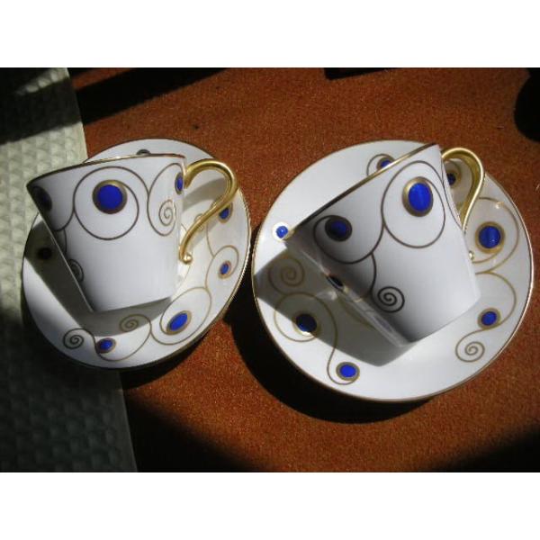 白さが目立つBone Chinaのコーヒーカップ＆ソーサーペアーセット。他の品物とは全然違う発色で、テーブルのアクセントになりますよ。カップやソーサーの端やハンドルには金色にみえる加工を施してあります。カップ２個とソーサー２個の値段になりま...