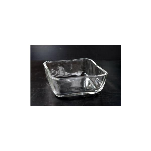 「てびねり」とは陶芸の技法のひとつで、ろくろを使わず、すべて人の手によって形を作りあげる手法で、その手法を手本に日本のガラス職人さんがやわらかい表情の器に仕上げました。和食器としての陶磁器の器に相性が非常に良く、厚さも５ミリぐらいあって丈夫...