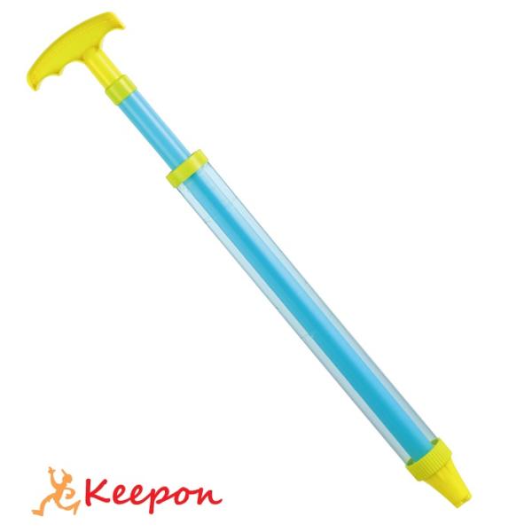 全長42.5cmの長さを誇る筒状の押し出し式水鉄砲です。勢いよく水を飛ばせるパワフルなデザインで、夏の水遊びやアウトドアイベントをさらに盛り上げます。その長さと迫力で一度使えば夢中になること間違いなし！サイズ：425×74×35mm材質：PP