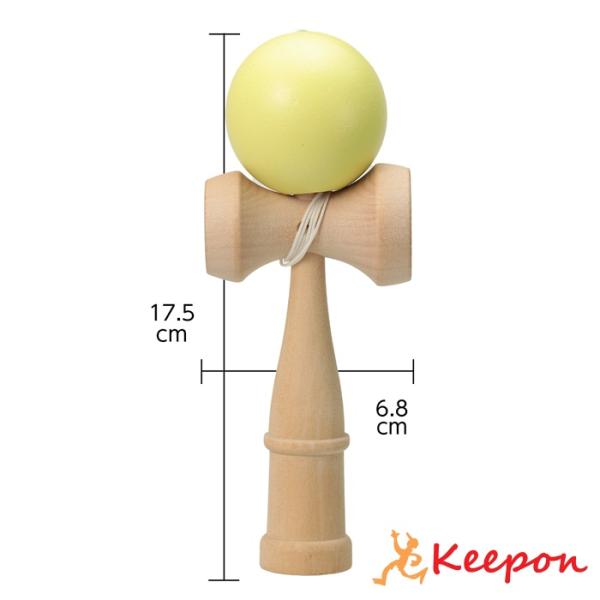 パステルイエローのけん玉！昔ながらのスタンダードなタイプのけん玉です。かわいいパステルカラーです。お皿の部分が着色されているので、狙いを定めやすくなっています。サイズ/約68×175mm（玉：φ54mm、ひもの長さ：約47cm）材質/けん玉...