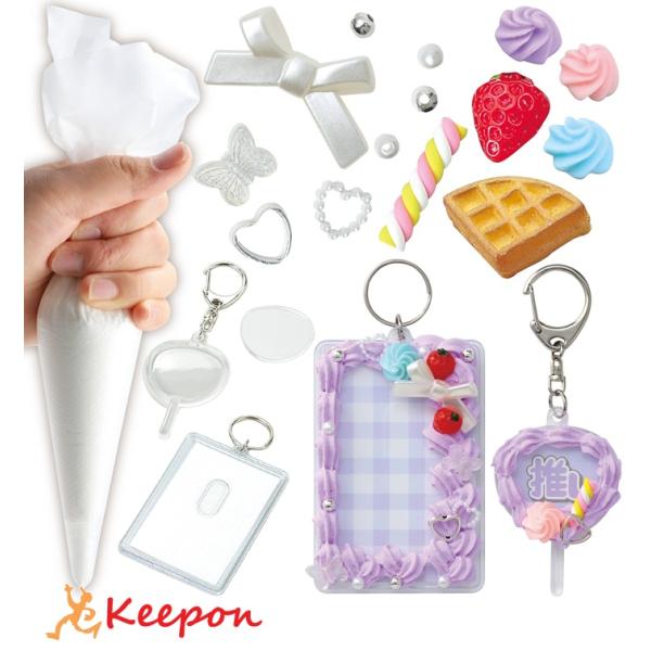 ホイップねんどでデコレーションを楽しめる、うちわチャームとトレカケースの手作りキットです。やわらかいホイップ風ねんどをしぼり袋で絞り出し、付属のデコパーツをのせるだけで、初心者でも簡単にかわいく仕上げられます。絵の具を混ぜて推しカラーにアレ...