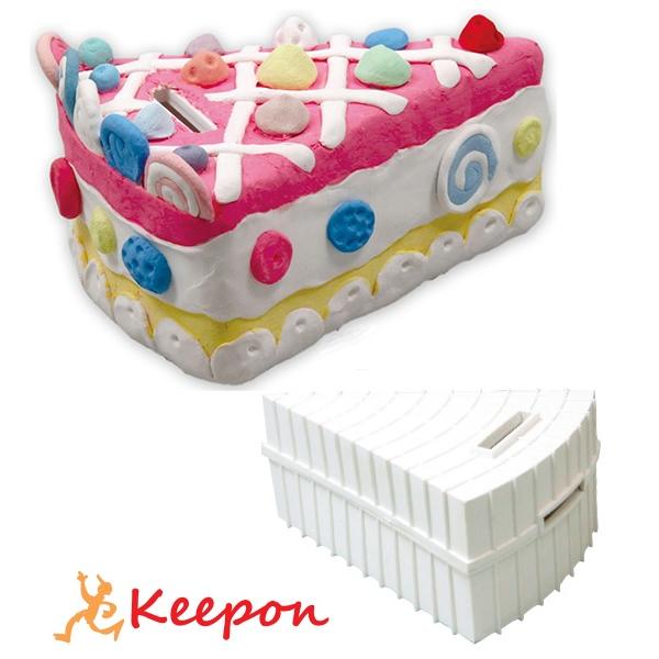 ケーキ型の貯金箱が作れる芯材です。サイズ：94×54×122mm包装サイズ：120×100×60mm材質：PP重量：42g※粘土はついておりません。