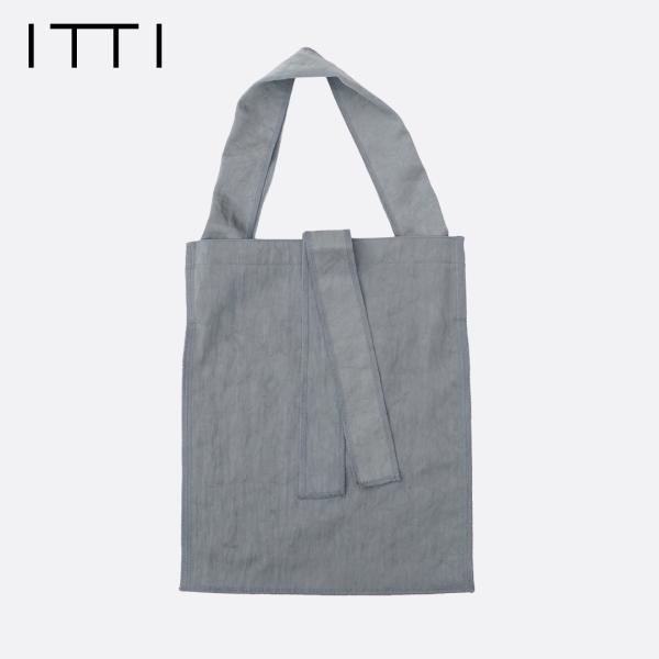 ― 服のように仕立てた インサイドアウトトートITTI（イッチ）の MARY INSIDE OUT TOTE - M / CERATO BRIGHT - 25Q3 は、裏返したような構造が特徴のワンショルダートートバッグです。 デザイン性と...