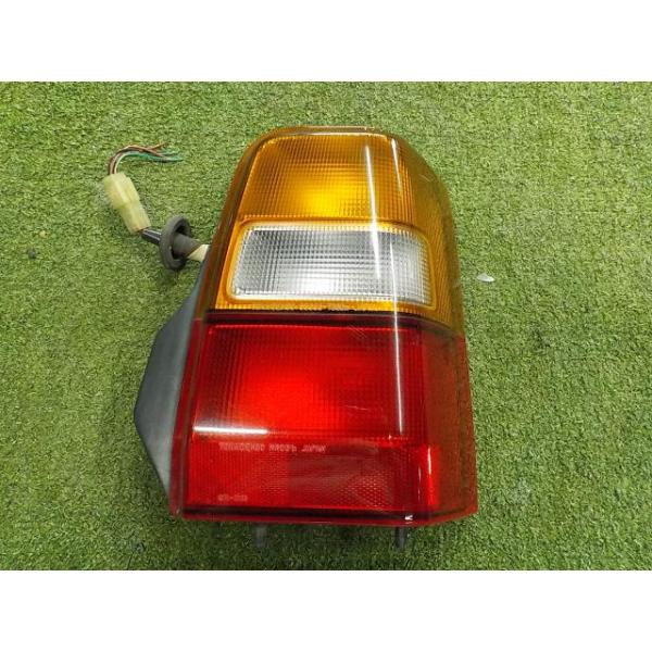 部品管理番号：241113000115500メーカー純正品番：35650-70G00部品名：右テールランプ部品区分：リサイクル品管理品番：L-4-2D車名：アルト車両タイプ名：3ドアハッチバック通称型式：HA11SAAIF-SE認定型式：E...