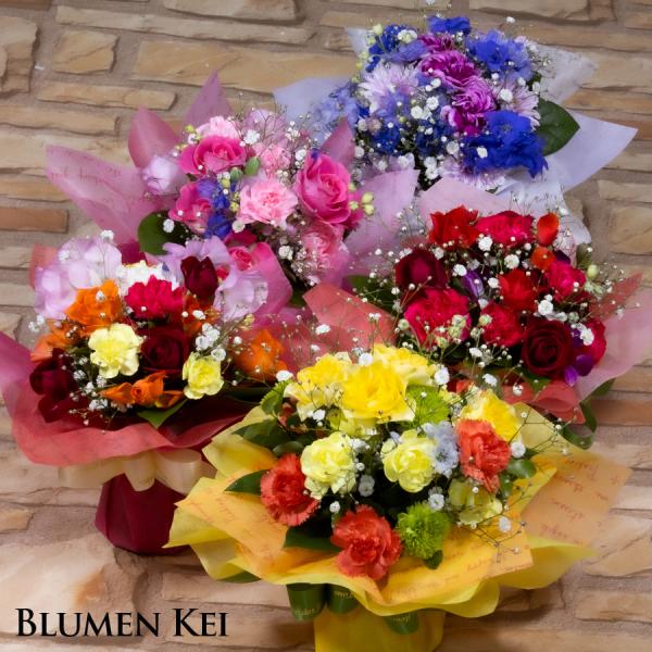 水を含んだ専用の器にそのまま入っている「スタンディングブーケ」は、届いてすぐ飾れる便利で可愛らしい生花アレンジです。小さめサイズながらも、色とりどりのお花をバランスよく束ねており、華やかさとナチュラルな雰囲気を両立しています。花瓶が不要なの...