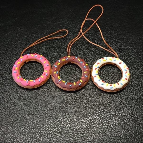 やわらかく機器や画面を傷つけにくいシリコン素材のリングストラップです。ストラップとしても可愛くお洒落ですが、操作時に指を通せば落下防止になります。ストラップホールに装着するだけの簡単取り付け！スマホだけではなくデジカメやUSB、パスケース、...