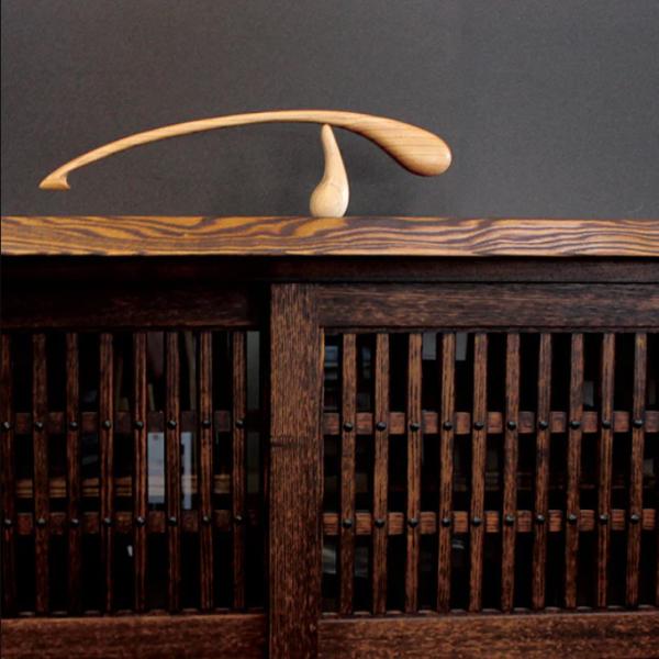 まるでバランスのオブジェのような不思議な形の健康の道具「子の手・孫の手・母の指」。日本の伝承健康具です。一つ一つのすぐれた機能を是非お試しください。【子の手】卵のような形はその内側で肩を叩く「子の手」。内側のカーブは肩や腕の曲線に合っている...