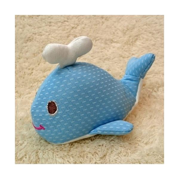 夏にピッタリのひんやりTOY♪鳴り笛付き。※この商品は接触冷感素材「POMP COOL」を使用しています。生地・加工は日本製。●サイズ：約H80×W125mm●材質：ナイロン・ポリエステル●原産国：中国