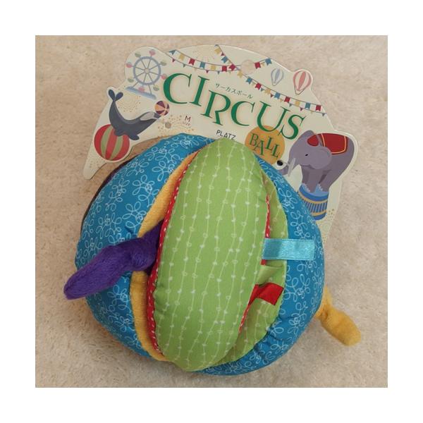 くわえやすい形の房でできたボール。それぞれの房にはカシャカシャ鳴るクリンクルやスクィーカーなど楽しい仕掛けが入っています。房の間にトリーツを挟んで遊べます。●サイズ：直径約15cm●材質：ポリエステル・EVA●原産国：中国●輸入販売元：株式...