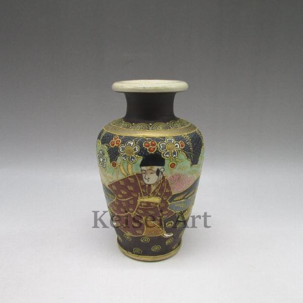 薩摩焼の金彩エナメル盛人物風景文花瓶です。明治・大正時代に欧米に輸出されたものが、約100年の時を経て日本に里帰りしてきました。これらは「里帰り陶磁器」又は「里帰り品」として、現在では再現不可能と言われている高い技術や装飾性などから世界中か...