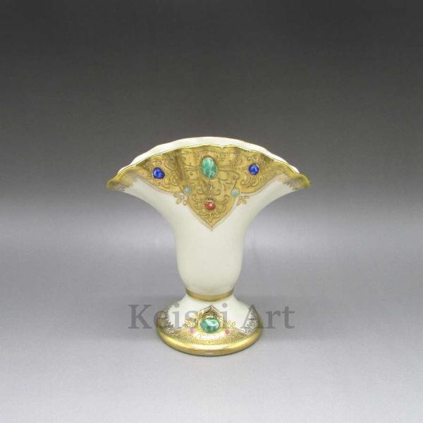 オールドノリタケの金彩ジュール草花文花瓶です。1921年頃〜1941年頃に欧米に輸出されたものが、約100年の時を経て日本に里帰りしてきました。これらは「里帰り陶磁器」又は「里帰り品」として、現在では再現不可能と言われている高い技術や装飾性...