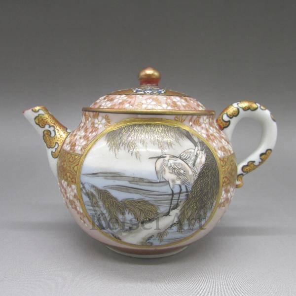 九谷焼の人物風景文急須です。明治・大正時代に欧米に輸出されたものが、約100年の時を経て日本に里帰りしてきました。これらは「里帰り陶磁器」又は「里帰り品」として、現在では再現不可能と言われている高い技術や装飾性などから世界中から再評価されて...