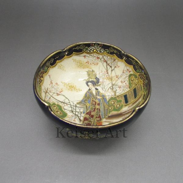 薩摩焼の瑠璃地人物文鉢です。明治・大正時代に欧米に輸出されたものが、約100年の時を経て日本に里帰りしてきました。これらは「里帰り陶磁器」又は「里帰り品」として、現在では再現不可能と言われている高い技術や装飾性などから世界中から再評価されて...