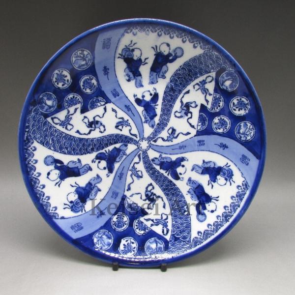 有田・精磁会社の染付唐子文皿です。明治・大正時代に欧米に輸出されたものが、約100年の時を経て日本に里帰りしてきました。これらは「里帰り陶磁器」又は「里帰り品」として、現在では再現不可能と言われている高い技術や装飾性などから世界中から再評価...