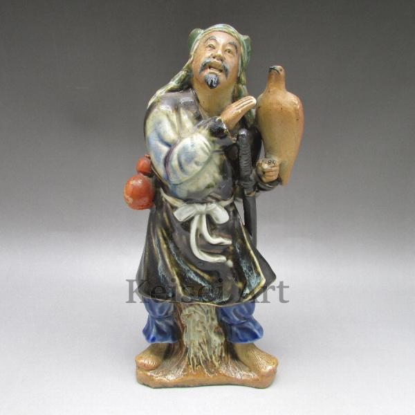 隅田焼の鷹匠の置物です。明治・大正時代に欧米に輸出されたものが、約100年の時を経て日本に里帰りしてきました。これらは「里帰り陶磁器」又は「里帰り品」として、現在では再現不可能と言われている高い技術や装飾性などから世界中から再評価されており...