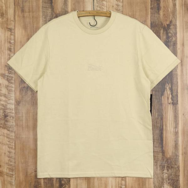 BRIXTON ブリクストンSTITH THREAD S/S STANDARD TEEメンズ Tシャツ人気ストリートブランドであるブリクストンの半袖Ｔシャツ。厚すぎず薄すぎない絶妙な生地感の丸胴ボディーを採用しており、ストレスのない快適な着...