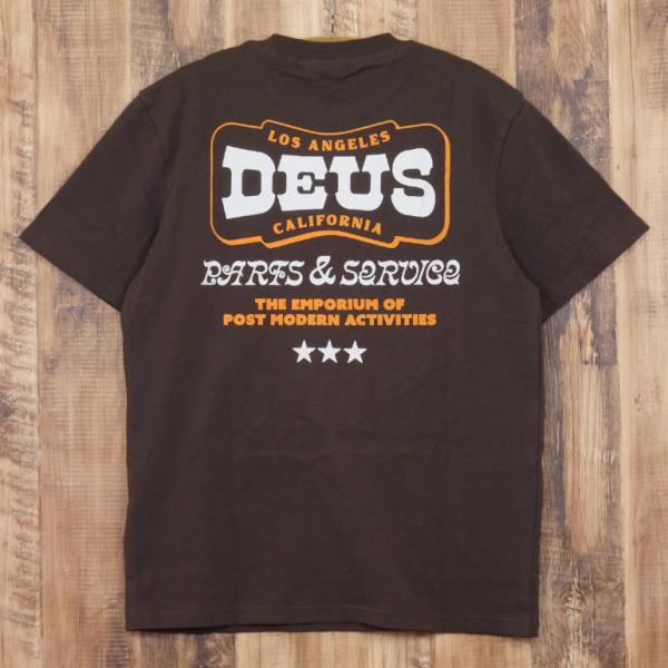 Deus Ex MachinaデウスエクスマキナBUCKLE UP TEE ブラウンメンズ Tシャツ「BUCKLE UP TEE」は、50〜60年代のクラシックな雰囲気を持つTシャツです。220gmのヘビーウェイトジャージー素材を使用し、リ...