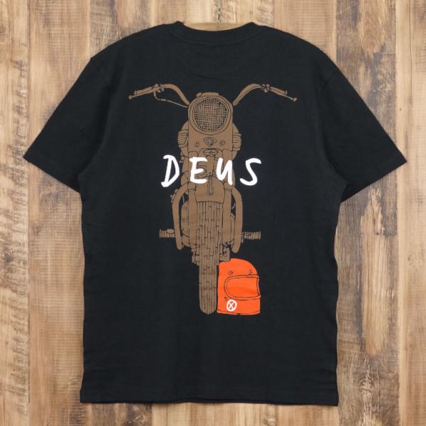 Deus Ex Machina デウスエクスマキナFRONTAGE TEE ボックス Tシャツ メンズ背面にダイナミックなグラフィックが描かれた「FRONTAGE TEE」。バイクのフロントマスクやチェッカーフラッグを彷彿とさせるデザインが...