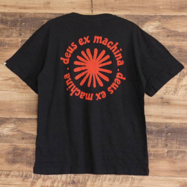 Deus Ex Machina デウス エクス マキナTWILIGHT TEE ボックス フィット Tシャツ背面に描かれた静かなアートワークが、大人の雰囲気を引き立てる「TWILIGHT TEE」。麻（ヘンプ）55%・綿45%のブレンド素材...
