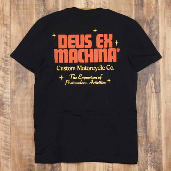 Deus Ex MachinaデウスエクスマキナDROP DOWN TEEメンズ Tシャツ背面へ大胆に配置したグラフィックが目を引く半袖カットソーです。胸元には控えめな文字を添えて、前後で異なる表情に仕上げました。素材には肌当たりの良い綿を...