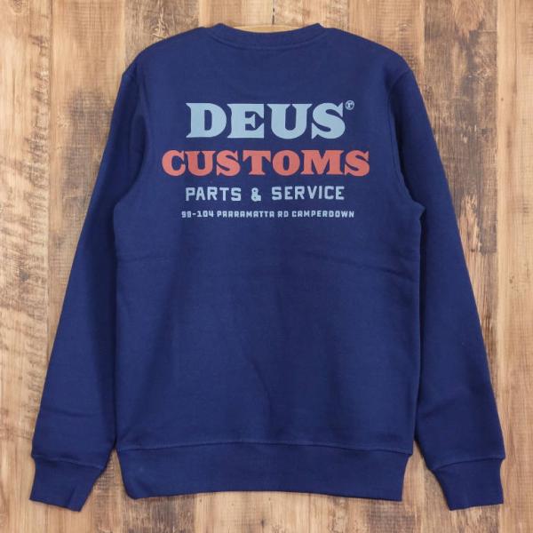 デウスエクスマキナ Deus Ex Machinaメンズ スウェット トレーナーERVICED CREW 裏起毛デウスエクスマキナから、着心地の良さとデザイン性を兼ね備えた裏起毛トレーナーが登場しました。絶妙な色合いのブルーに、洗練されたフ...