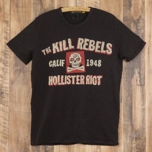 Johnson Motors ジョンソンモータースKILL REBELS メンズ Tシャツ歴史的な暴動や伝説のクラブを彷彿とさせる硬派なグラフィック。刻まれた数字からは、バイカーカルチャーの黎明期を切り取ったような深いストーリーを感じさせま...