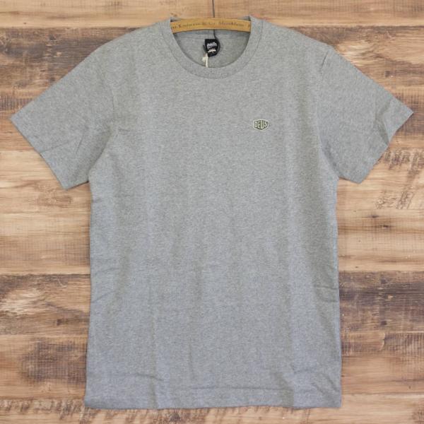 Deus Ex Machina デウスエクスマキナSHIELD STANDARD TEE グレーメンズ Tシャツ胸元に配置された象徴的なロゴが目を引く、半袖クルーネックＴシャツです。霜降りグレーの絶妙な風合いは、様々なコーディネートに馴染み...
