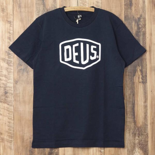 Deus Ex MachinaデウスエクスマキナSHIELD TEE ネイビーメンズ 半袖 Tシャツ定番のクラシックスシリーズから、シールドロゴを大きくあしらったフラッグシップ的なモデルです。オーガニックコットン100パーセントのボディーは...