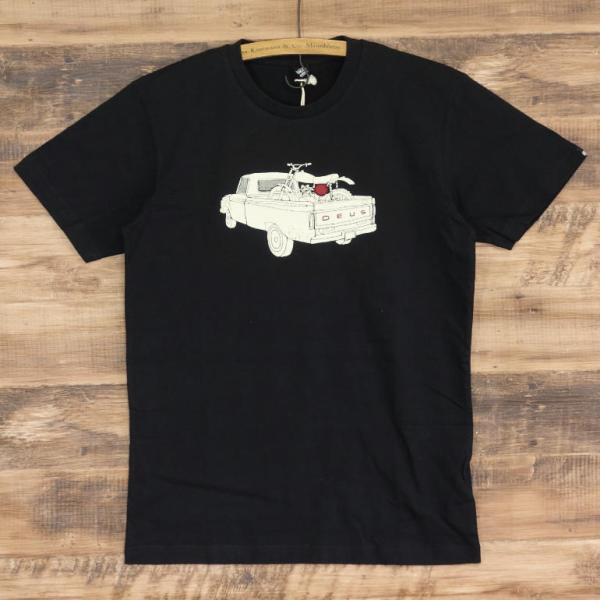 Deus Ex MachinaデウスエクスマキナCarby Pickup Teeメンズ TシャツフロントにフォードF100を描いたグラフィックが印象的な一枚です。荷台に積まれたカスタムバイクとともに、ガレージシーンを切り取ったような世界観が...