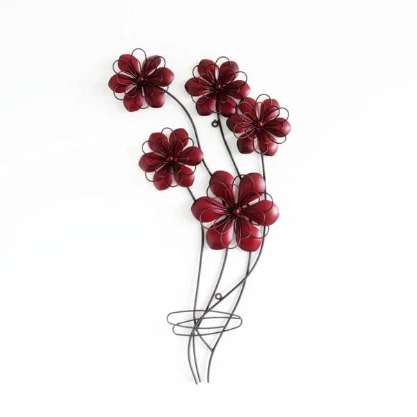 赤い花モチーフが印象的なアイアン製ウォールデコレーション。空いている壁スペースに飾るだけで、お部屋を華やかに彩るインテリアアイテムです。軽量設計でピン1本でも取り付け可能。複数のピンを使えば縦・横・斜めなど向きを変えて自由に飾ることができま...