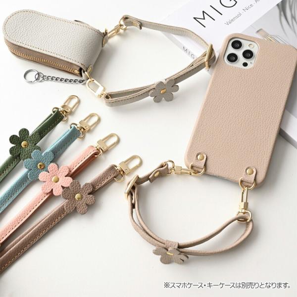 商品名：長さ調節可能 ショートストラップ　単品 【 シュリンクレザー 】 姫路レザー スマホストラップ ハンドストラップ くすみカラー 花 手提げ おしゃれ 本革 レザー商品説明長さ調節ができるショートストラップにかわいいお花が咲きました。...