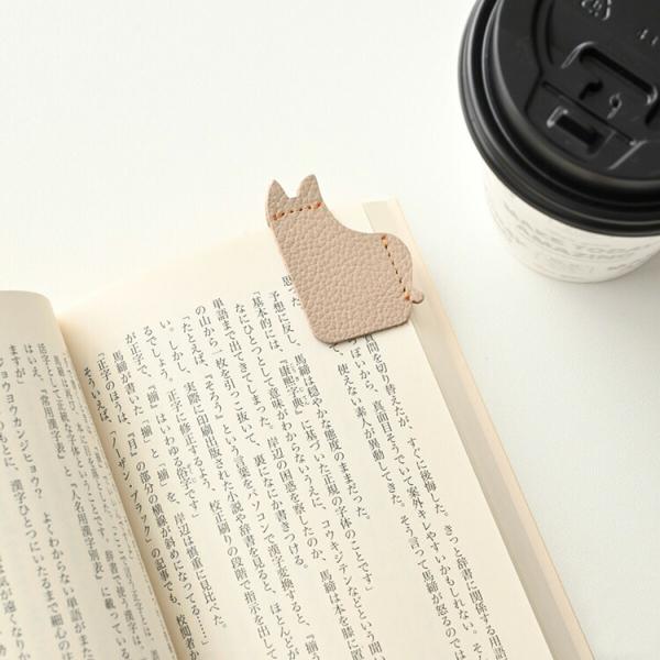 商品名：ブックマーカー カラフル猫 2個セット 【 シュリンクレザー 】 しおり 本 くすみカラー 本革 姫路レザー ねこ アニマル プチギフト プレゼント 読書 メール便送料無料商品説明ひょっこり覗く猫ちゃんがかわいいブックマーカーです。...