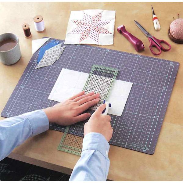 ※在庫ありの商品でも、店頭の在庫と共有しております為、取り寄せになる場合があります。ウォームグレー×ミントグリーンの落ち着いた色味で使いやすい。ロータリーカッターやカッターナイフを使うときに便利なマット。1cm方眼5mm単位補助目盛角度線あ...