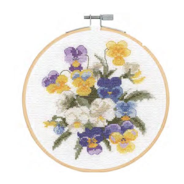 ※在庫ありの商品でも、店頭の在庫と共有しております為、取り寄せになる場合があります。刺しゅう枠の付いたクロスステッチキット誰もが馴染みのある定番モチーフをクラシックなテイストのクロスステッチに刺しゅう枠、刺しゅう糸、刺しゅう針、刺しゅう布、...