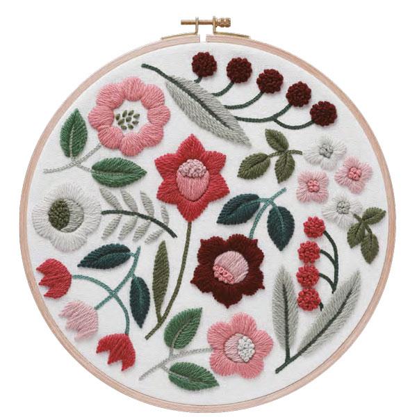 刺しゅう枠の付いたタペストリーウールと25番糸の刺しゅうキット人気刺繍作家、樋口愉美子氏とのコラボレーションキット「ボタニカル」をテーマに樋口氏ならではのタペストリーウール、25番糸とリネン布の組み合わせを楽しめます。リネン布に図案をプリン...